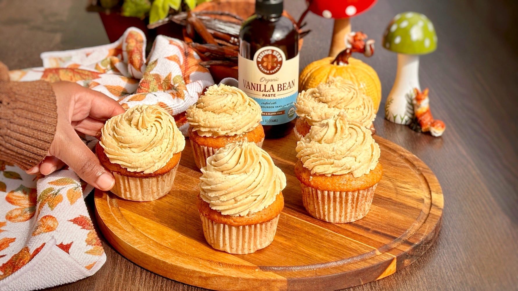 Vanilla Cupcakes – Rising Star Baking Supply